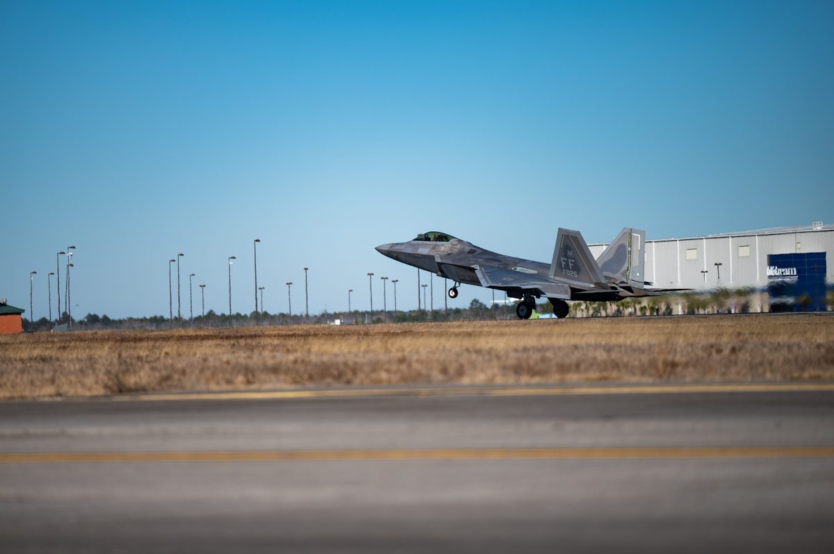 F-22 Raptor vs J-20 Mighty Dragon: How America and China's Stealth ...
