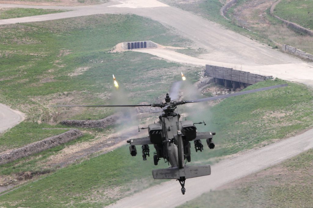 Powerful Images Of The AH-64 Apache Attack Helicopter | Military Machine